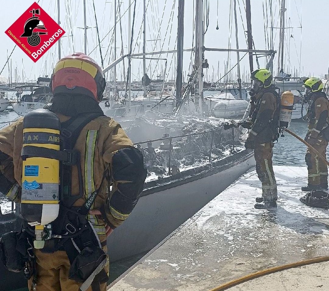 Boat Fire Sparks Alarm - The Leader - The No. 1 Spanish Newspaper